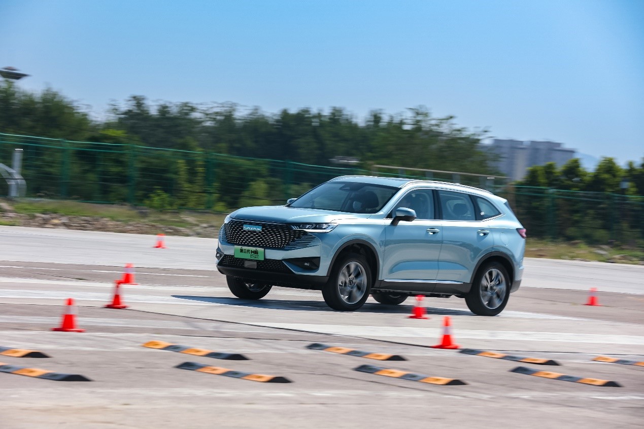 在直线加减速试驾中，依靠1.5T高效混动发动机和双档电机组成的DHT混动系统，哈弗H6 DHT-PHEV的加速反应迅速。