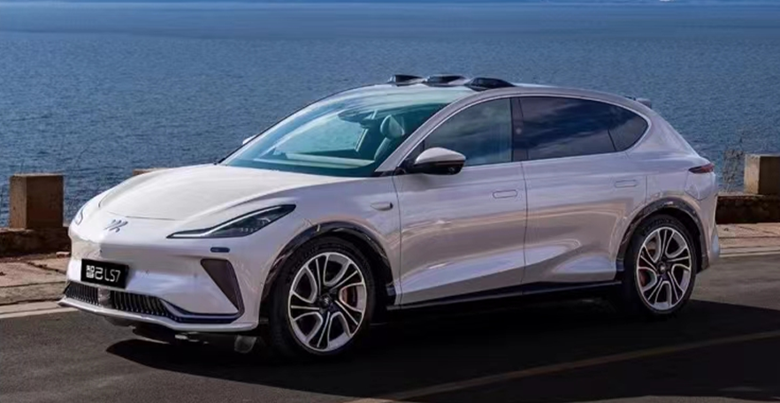 图说：2月10日，智己LS7正式上市，新车共推出6款配置车型，售价为30.98-45.98万元，预计3月份开始交付用户。