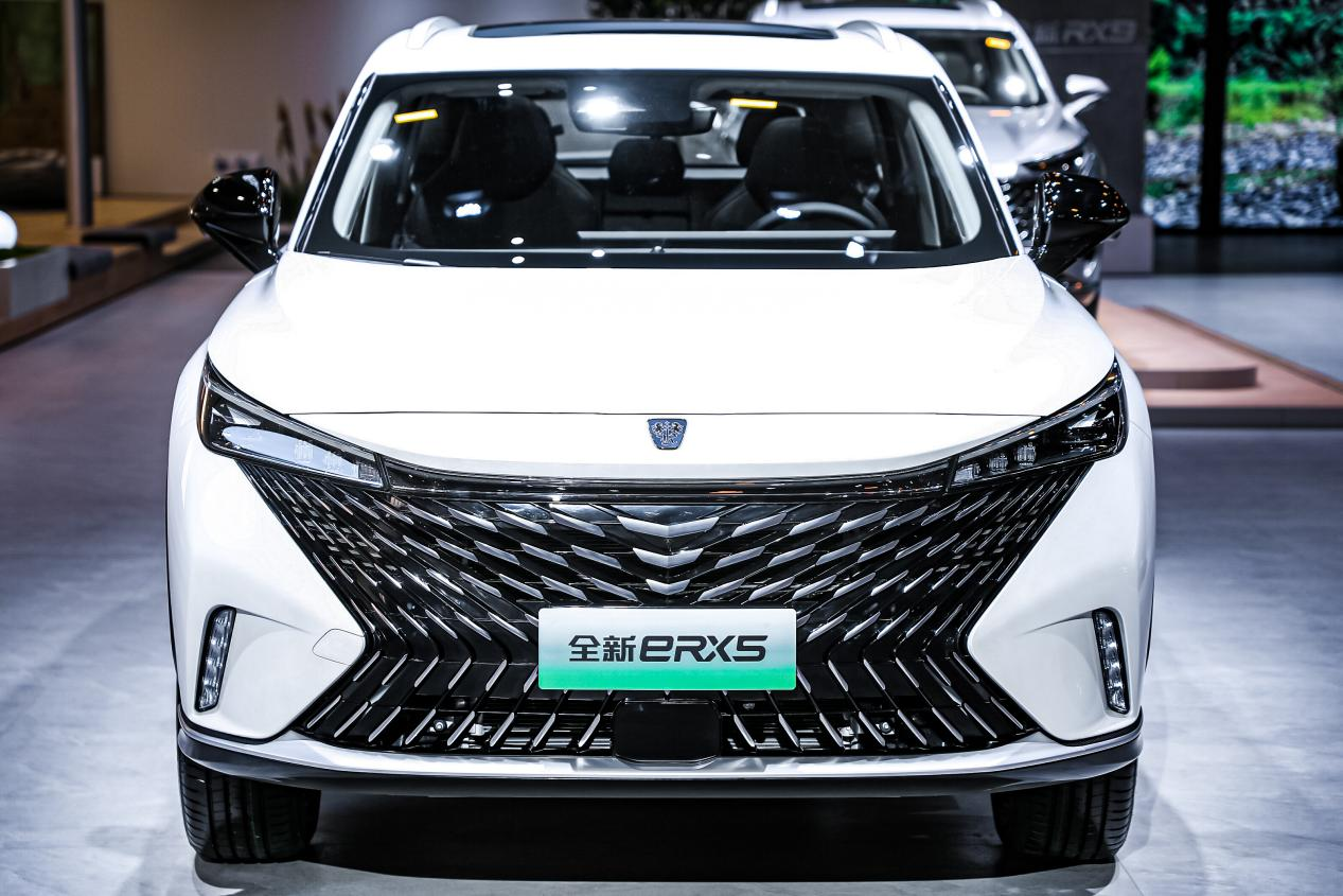 在与细分市场燃油车“销冠”同价后，全新荣威eRX5的价格已低于油电同价的“发起者“，宋PLUS DM-i车型，并形成明显的错位竞争态势。