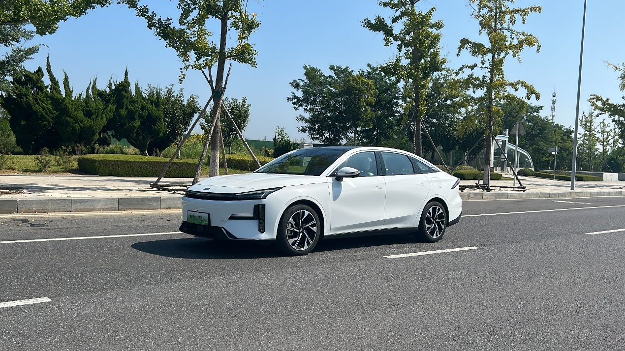 继L7之后，吉利银河的第二款车型，定位A级家用轿车的L6，也马上要上市了。那在上市之前，我们也先行前往大连，替大家提前进行了早鸟体验。