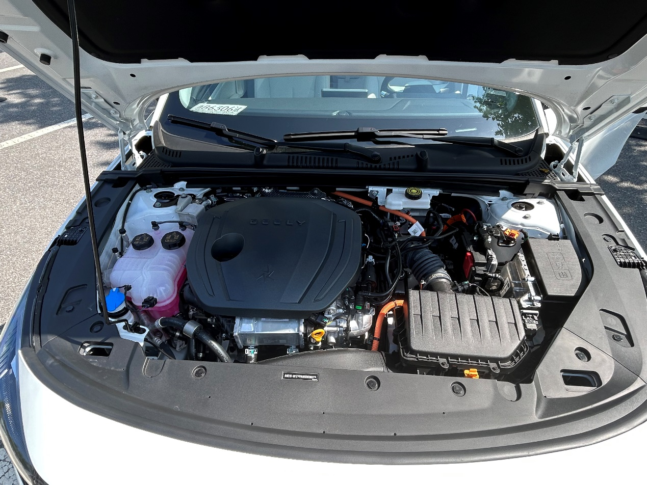 纸面数据方面，发动机最大输出功率120kW，峰值扭矩255N·m，电机最大输出功率107kW，峰值扭矩338N·m，零百加速6.7秒，极速可以超过240公里。