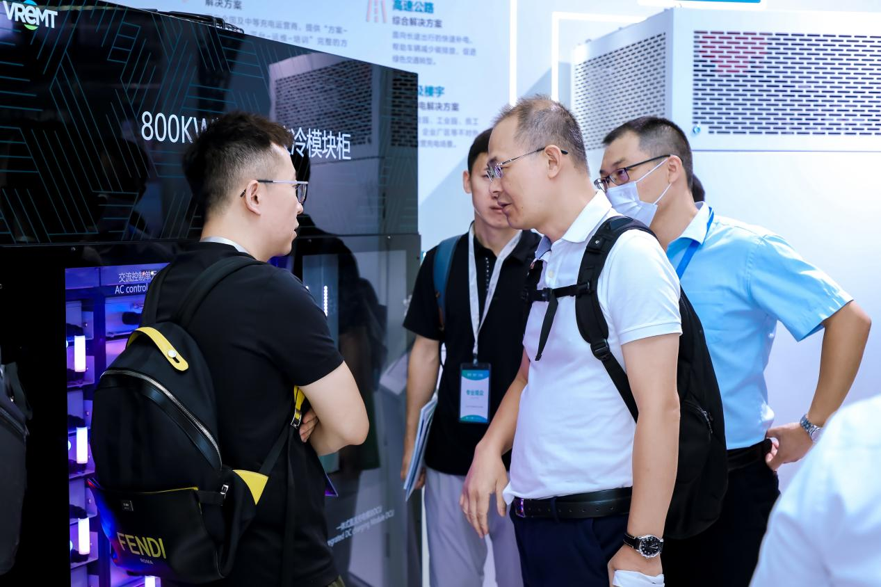 极充V3新产品在展台一经亮相，就成为全场焦点，据悉将于2023年底正式量产，2024年一季度起陆续投入使用。