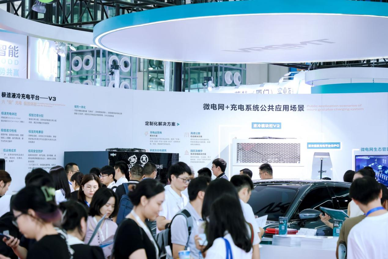 现场最具人气的还是极充互动区，观众可通过多媒体互动投影模拟汽车极速充电过程，体验极速的充电效率。