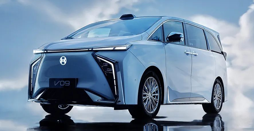 图说：10月13日，合创V09正式上市并同步开启交付，新车共推出5个版本车型，售价为31.88-43.88万元。