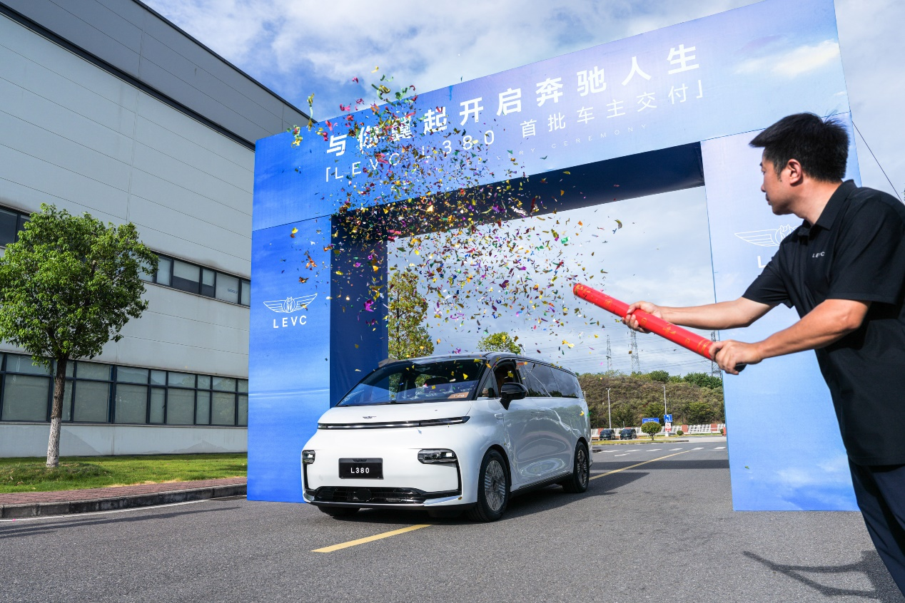 随着全国交付的启动，LEVC终端市场全面激活。未来，LEVC将持续拓展海内外市场，不断探索轮上空间创变，为全球用户提供满足期待的差异化高端出行体验。