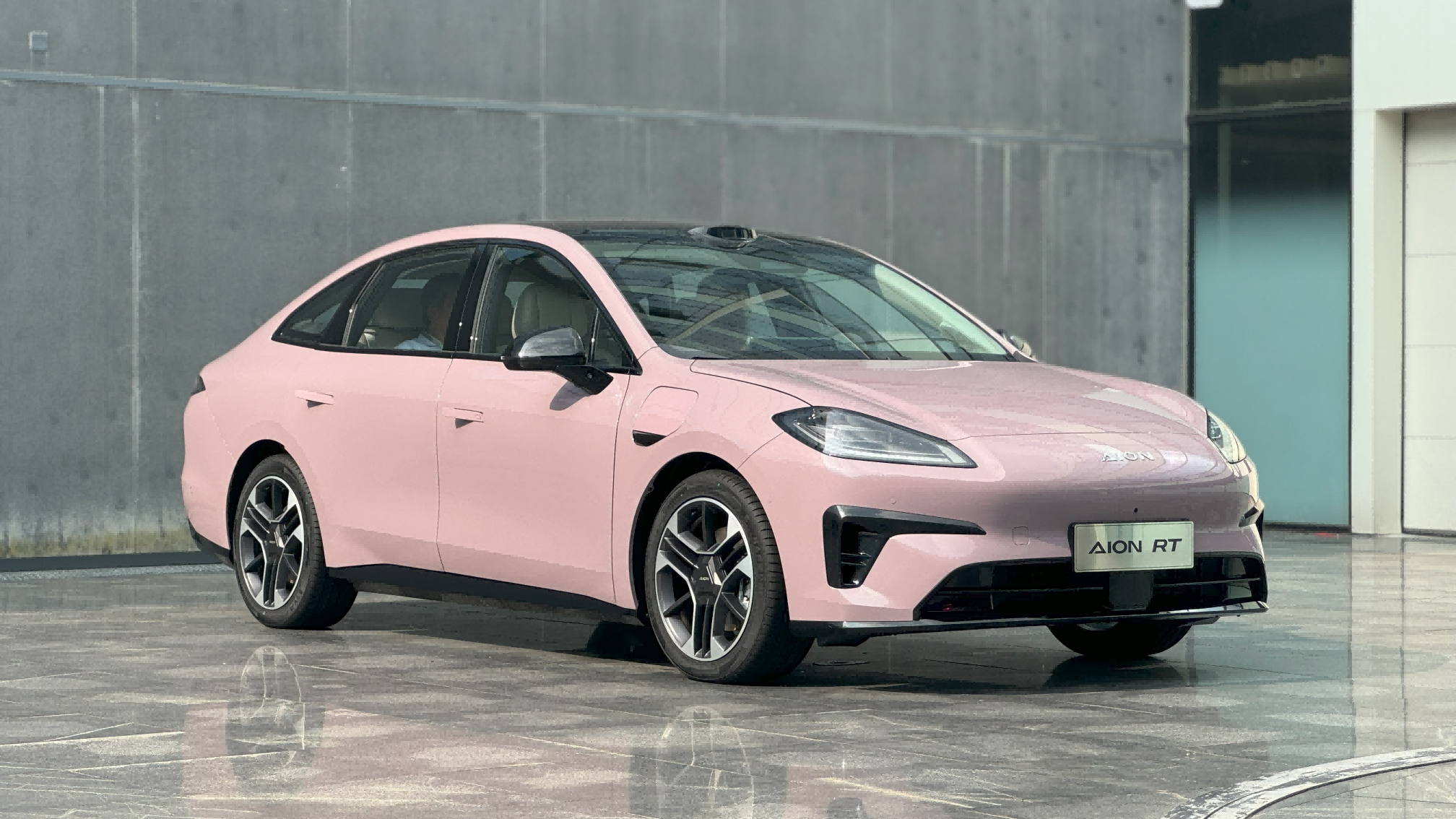 外观方面，AION RT延续自埃安霸王龙开始的新家族设计语言，拥有低趴的身姿和封闭式的进气格栅，车头采用AION字母标。